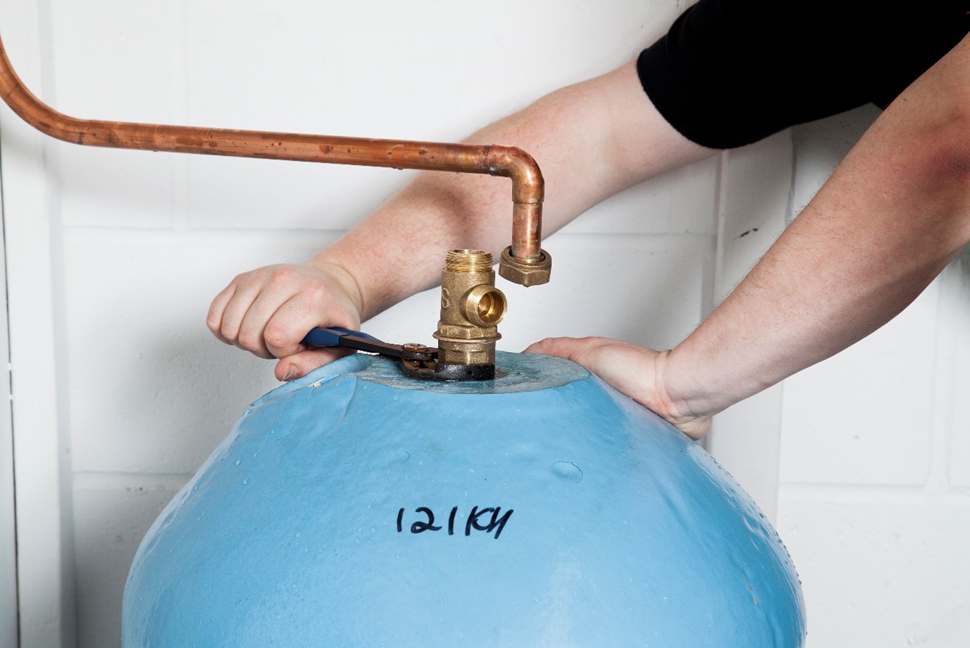 How to Fit a Flange on a Hot Water Cylinder | Salamander Pumps