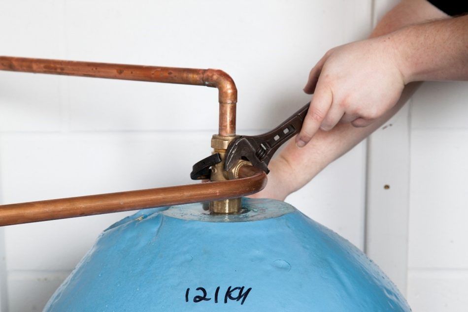 How to Fit a Flange on a Hot Water Cylinder | Salamander Pumps